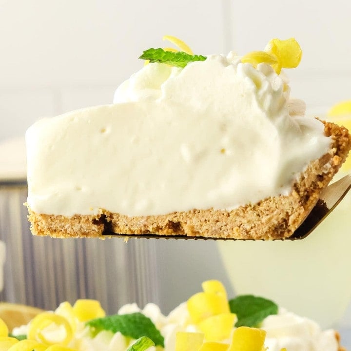 Old-Fashioned Frozen Lemonade Pie (Easy Recipe)