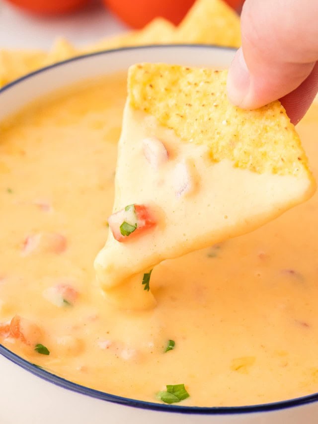Easy homemade Queso Dip (30 minutes recipe)